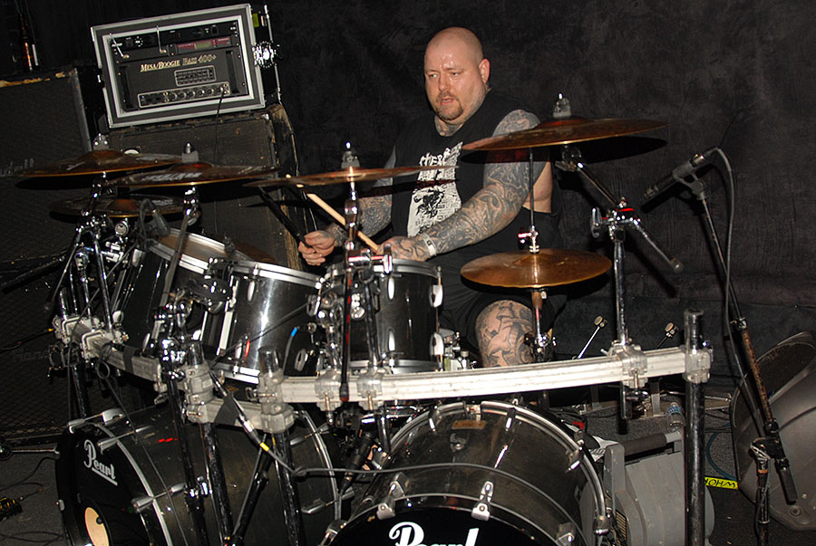 BRUJERÍA anuncia a Nicholas Barker como baterista invitado para su show ...